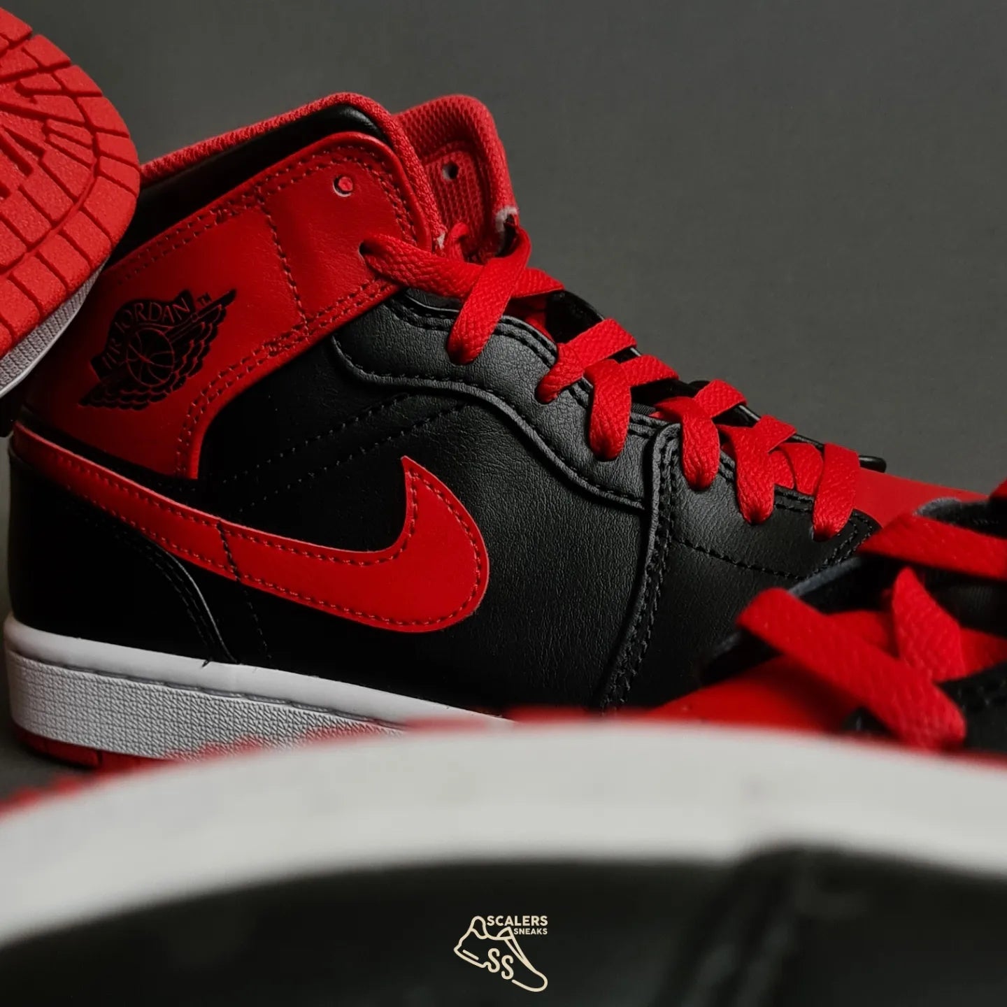 Incaltaminte Air Jordan 1 Mid – Scalers Sneaks
